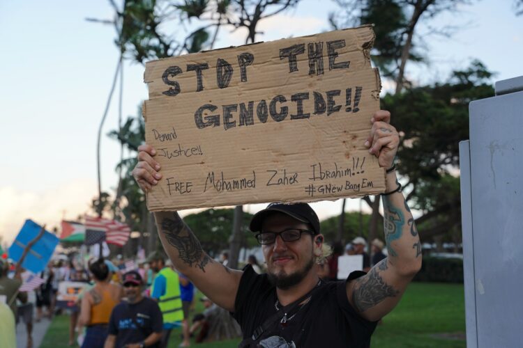 Photos: ‘No Dictators’ protest on Maui | News, Sports, Jobs - Maui News